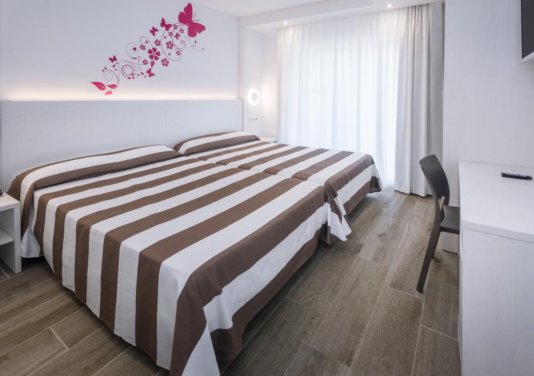 Rooms at Hotel Oasis Park Splash | Calella de la Costa, Spain