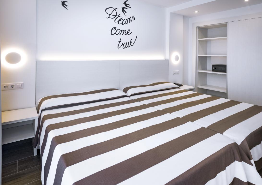 Rooms at Hotel Oasis Park Splash | Calella de la Costa, Spain